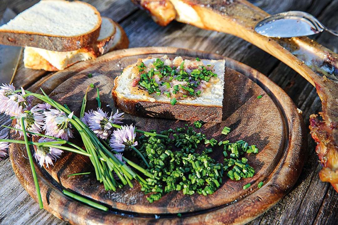 Knochenmark mit Schnittlauchstreusel – FIRE&FOOD