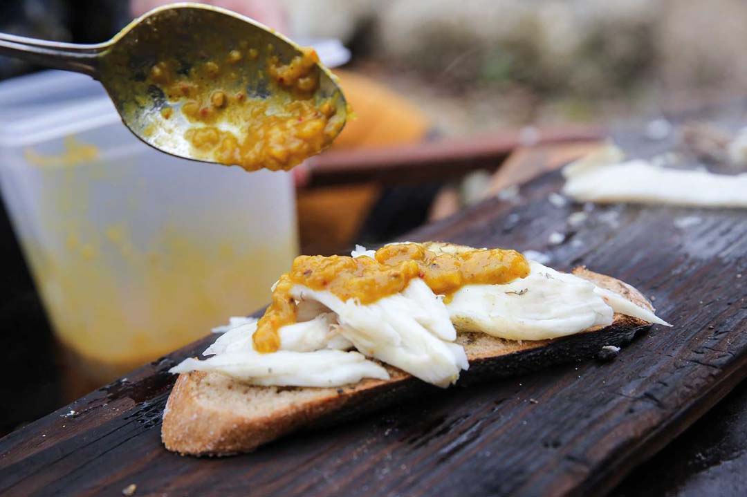 Hecht aus der Glut mit Amba-Mango-Sauce auf Schwarzbrot – FIRE&FOOD